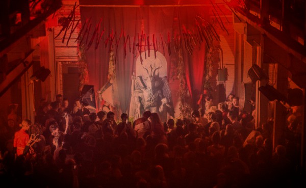 Un temple sataniste dévoile une immense statue de Baphomet à Détroit